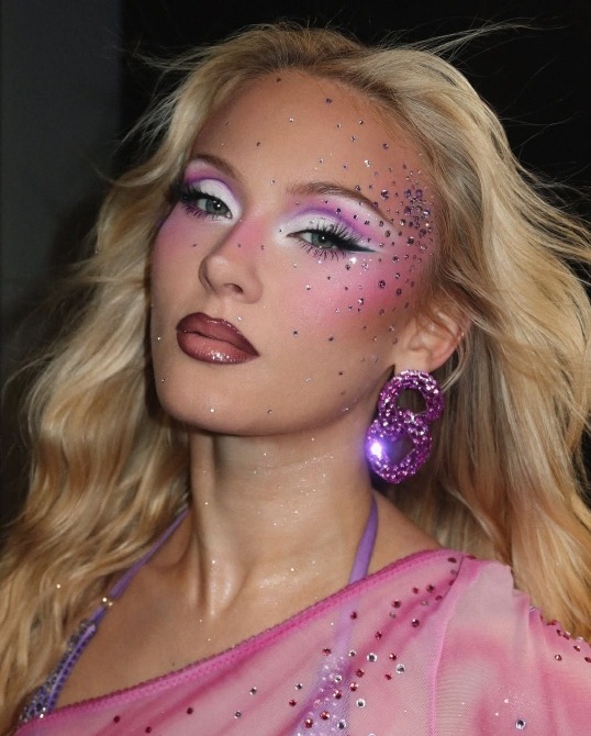 Gaya Makeup Zara Larsson Selama Midnight Sun Tour, Curi Perhatian dalam ...