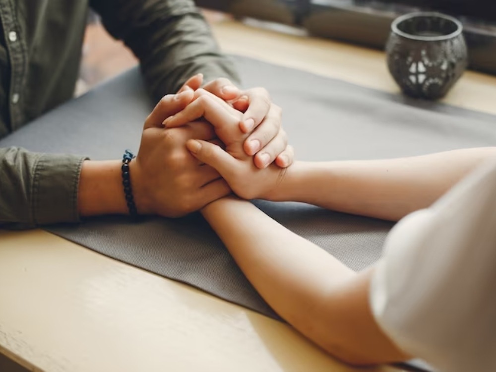 Love Language 101: Tak Selalu Sensual, Ini Serba-serbi Physical Touch ...