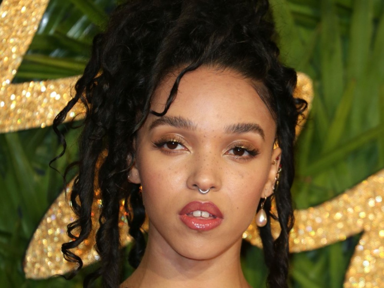 Pesona FKA Twigs dalam Tampilan Makeup Natural hingga Post-Punk Look ...