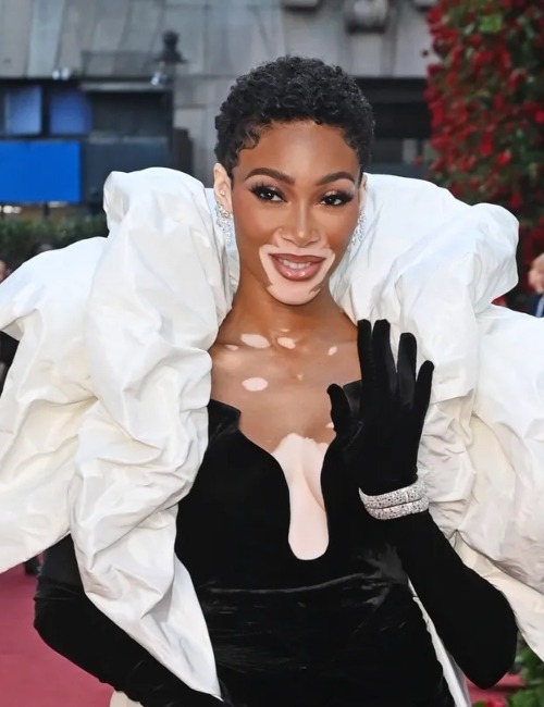 Kate Winslet hingga Sienna Miller, Ini Penampilan Seleb di Vogue World ...