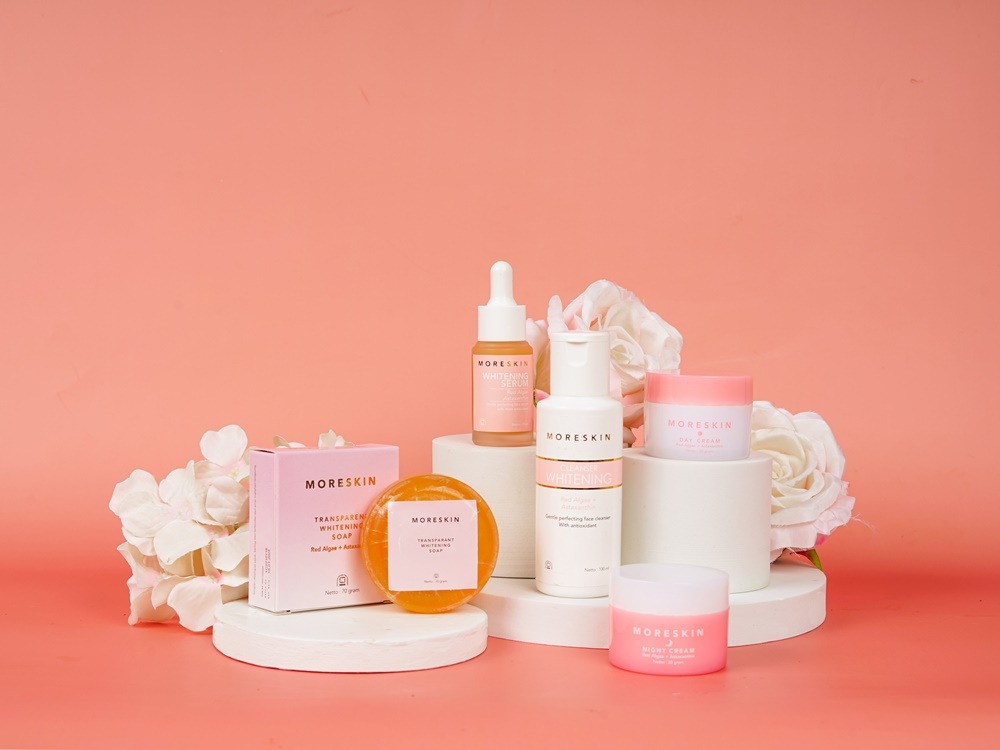 Wajah Glowing Bebas Flek Hitam dan Bekas Jerawat dengan Moreskin Pink ...