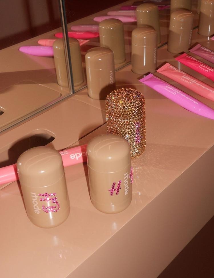 Mengintip Tampilan Pop up Booth rhode di New York yang jadi Incaran ...