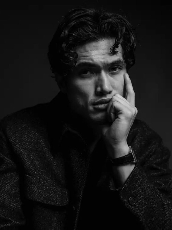Pesona Charles Melton, Aktor Hollywood yang Curi Perhatian di MV Jennie ...