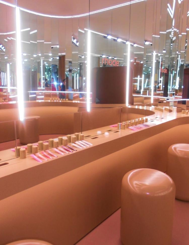 Mengintip Tampilan Pop up Booth rhode di New York yang jadi Incaran ...