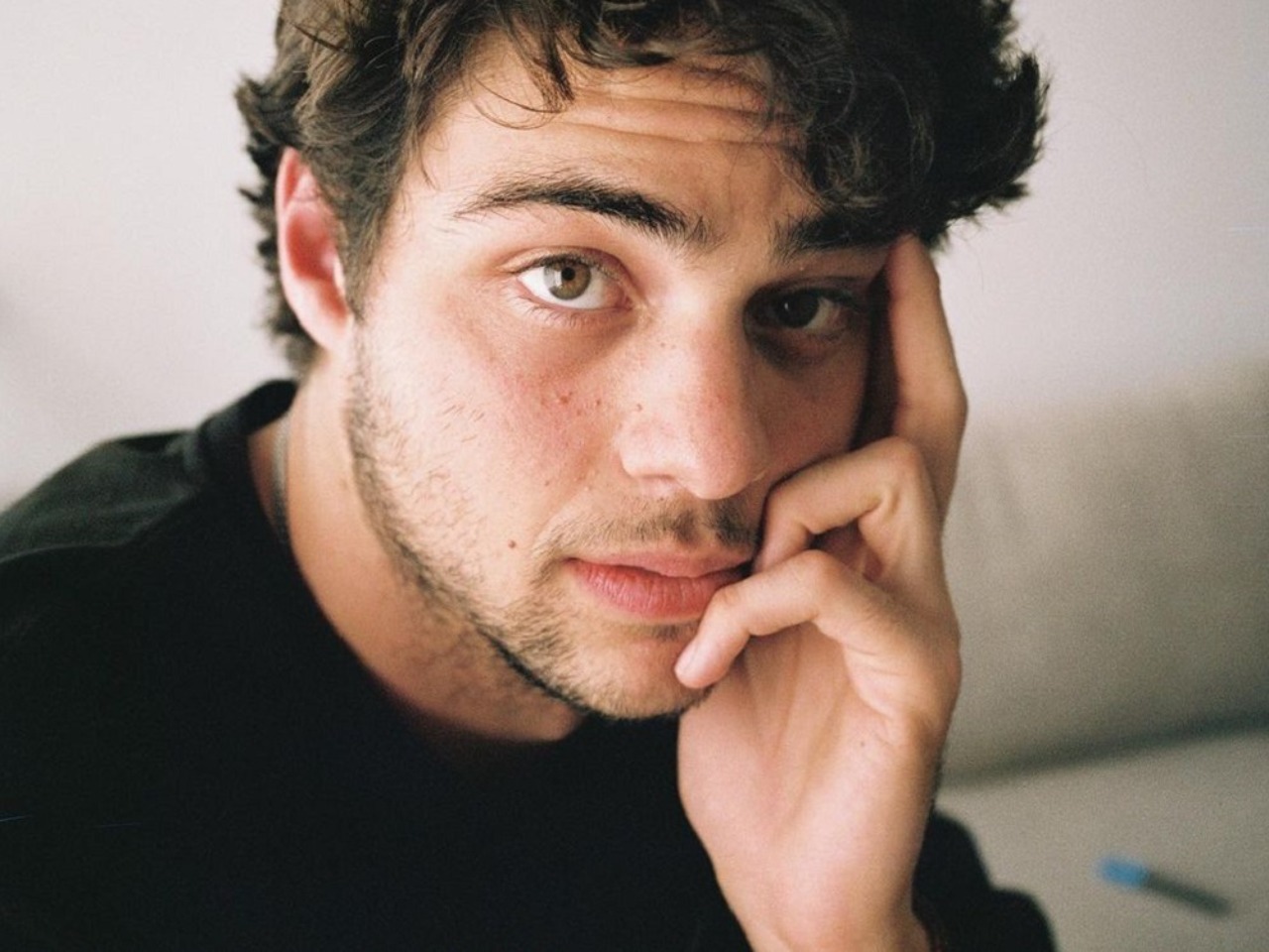 5 Alasan Sosok Peter Kavinsky di Serial Netflix 'To All the Boys I've ...