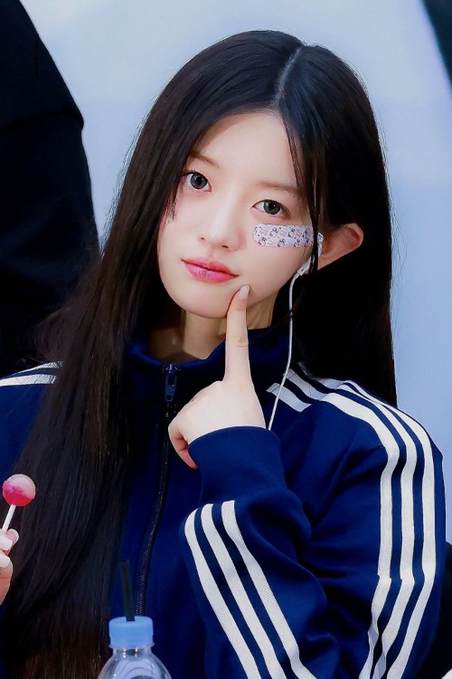 Gantikan Eunchae sebagai MC Music Bank, Ini Dia Deretan Fakta Menarik Minju ILLIT - Beauty Journal