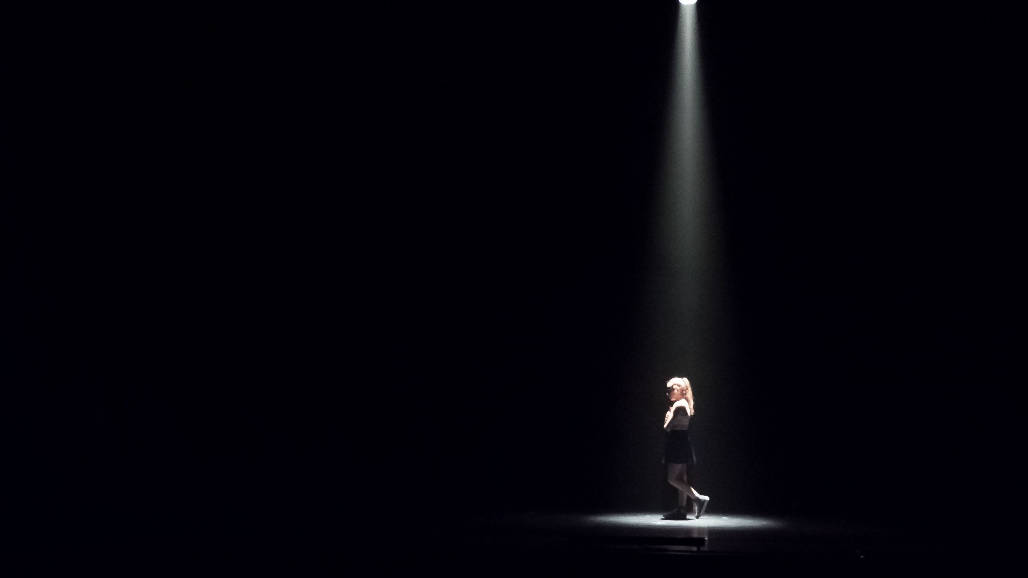 Mengenal 'Spotlight Effect', Perasaan Ketika Semua Orang Memperhatikan ...