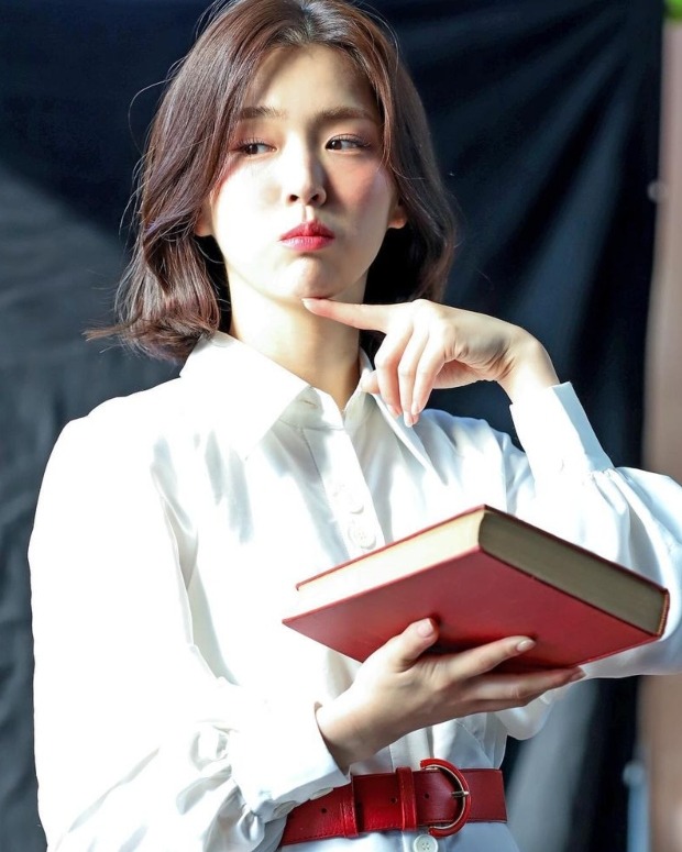 Intip 10 Penampilan Kim Ji-eun yang Disebut Mirip Ryujin ITZY, yuk ...