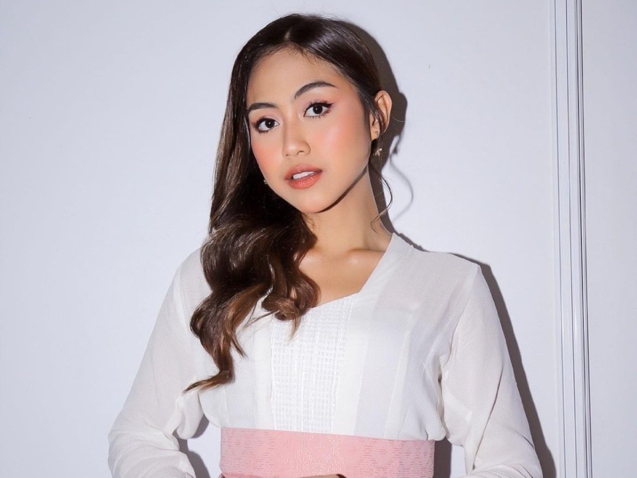 Lagi Viral, Ini Pesona Kecantikan Sisca JKT48 yang Gemar Pakai Kebaya hingga Kain Batik - Beauty ...