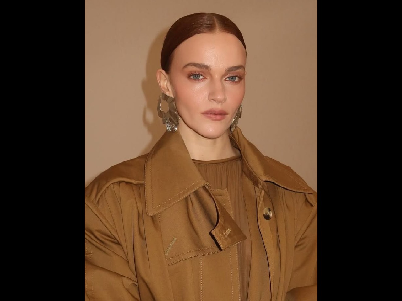 10 Gaya Makeup Madeline Brewer, Pemeran Bronte dalam Series YOU Season ...