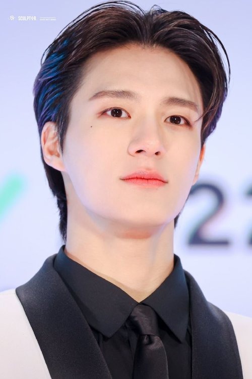 Potret 15 Idol K-pop dengan Comma Hair yang Ikonik, Adakah Biasmu ...