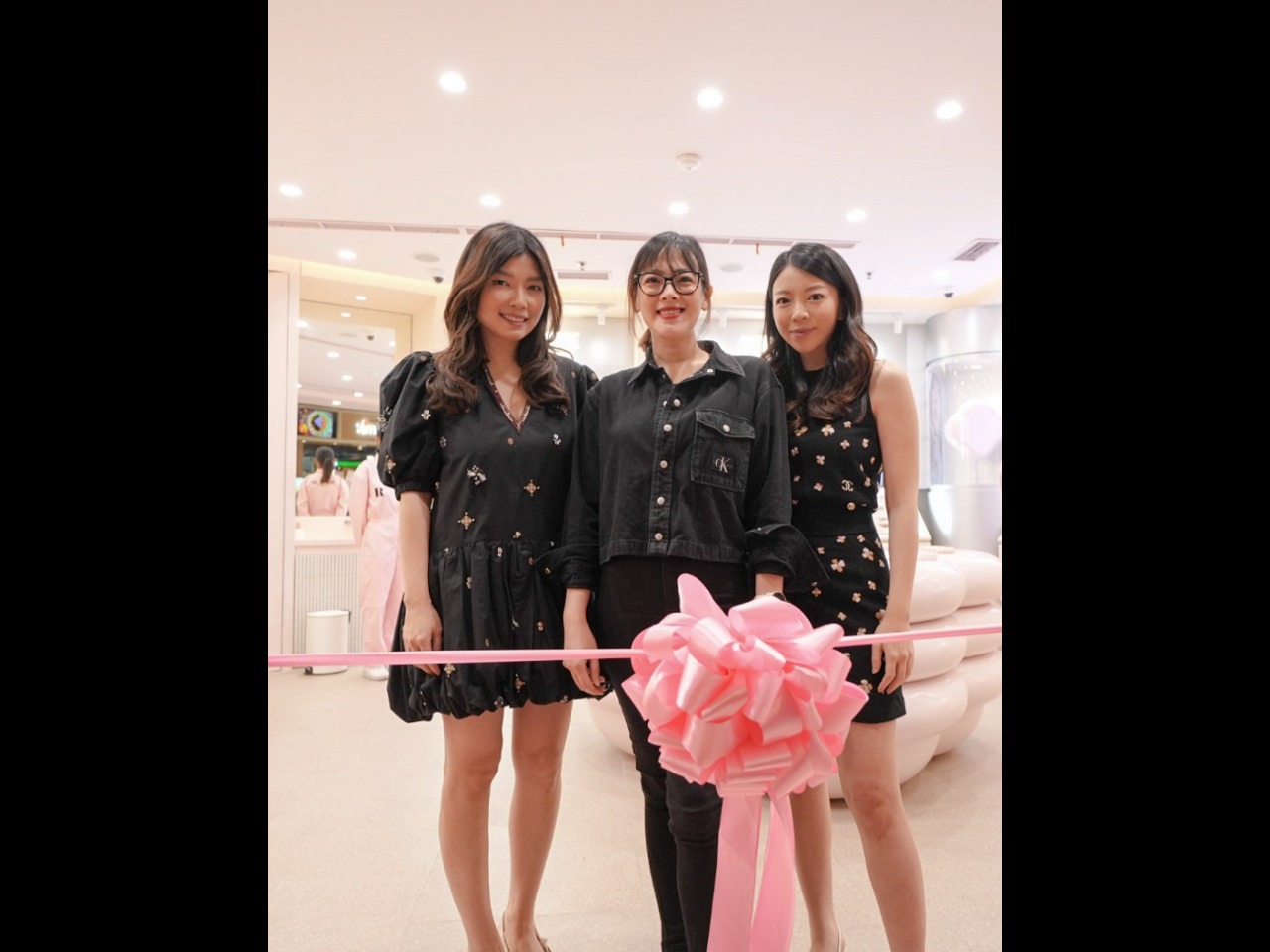 Rayakan 7 Tahun Kehadirannya di Indonesia, Rosé All Day Buka Offline ...