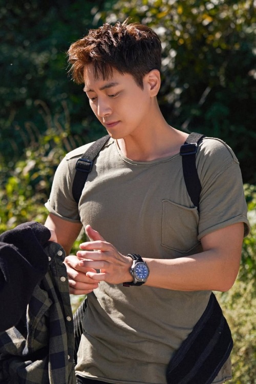 Mengenal Sisi Unik Lee Joon-hyuk, Aktor K-Drama Love Scout yang Tengah Naik Daun - Beauty Journal