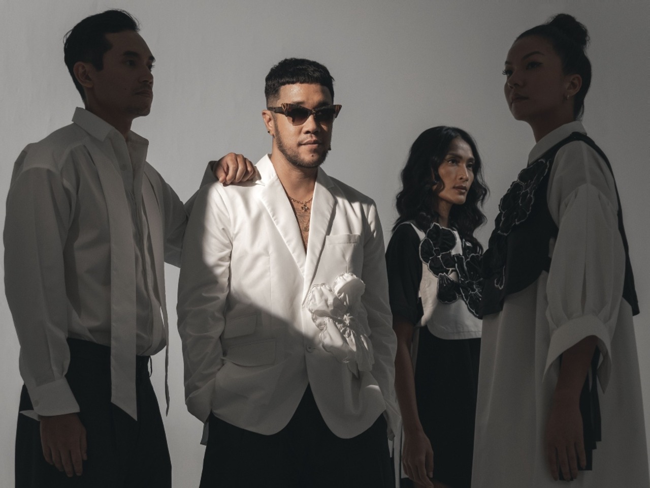 Monochrome Never Gets Old! Ini Tips Padu Padan Outfit Hitam-Putih Biar ...