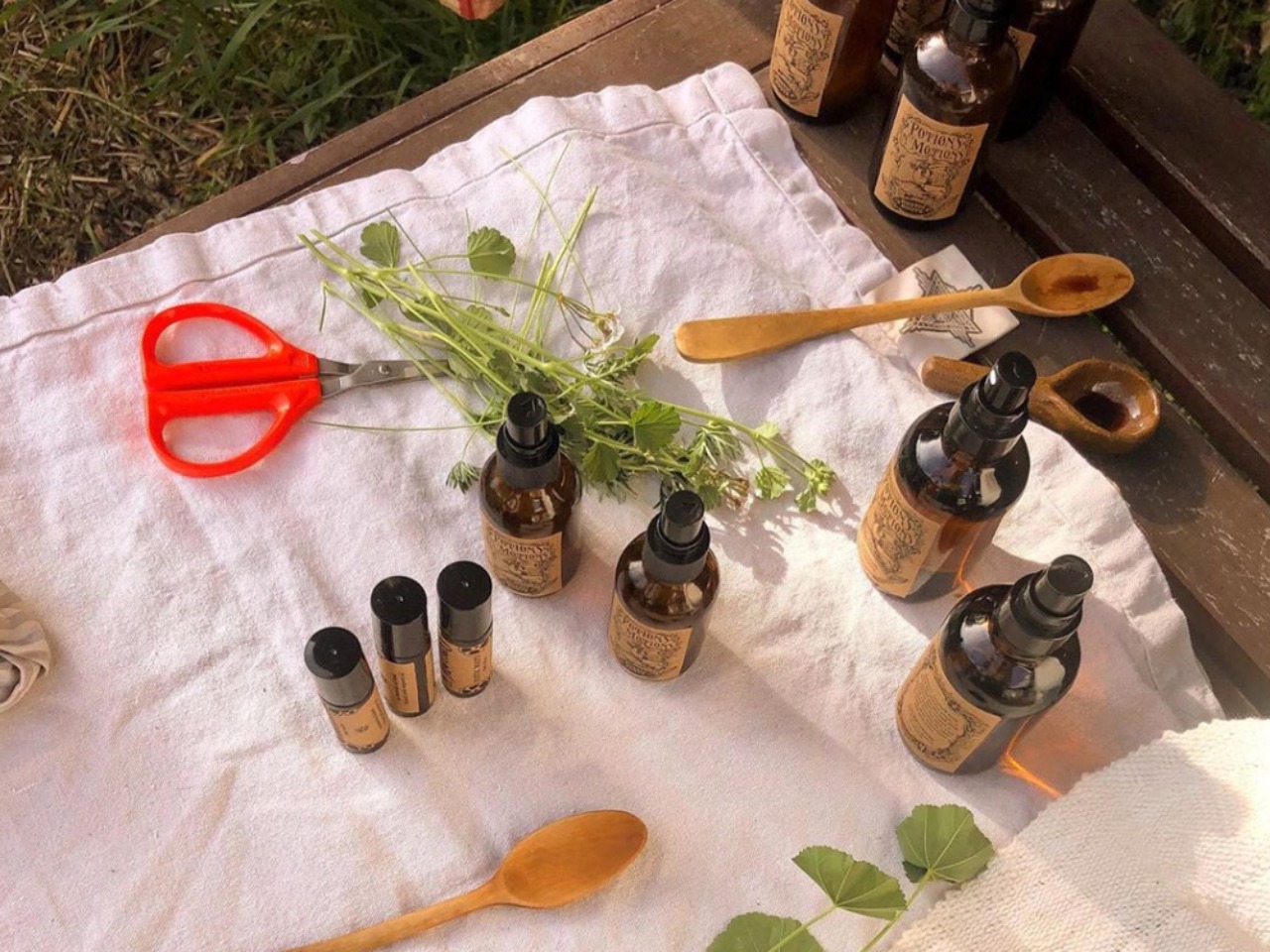 Membuat Face Mist DIY ala Model Sekaligus Herbalist, Courtney Coll ...