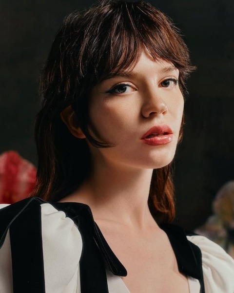 Bedah Penampilan Sophie Thatcher, Pemeran Film Companion yang Gemar ...