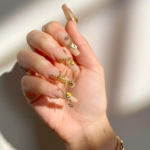 10 Inspirasi Tren Nail Piercing, Dari yang Bergaya Simpel hingga ...