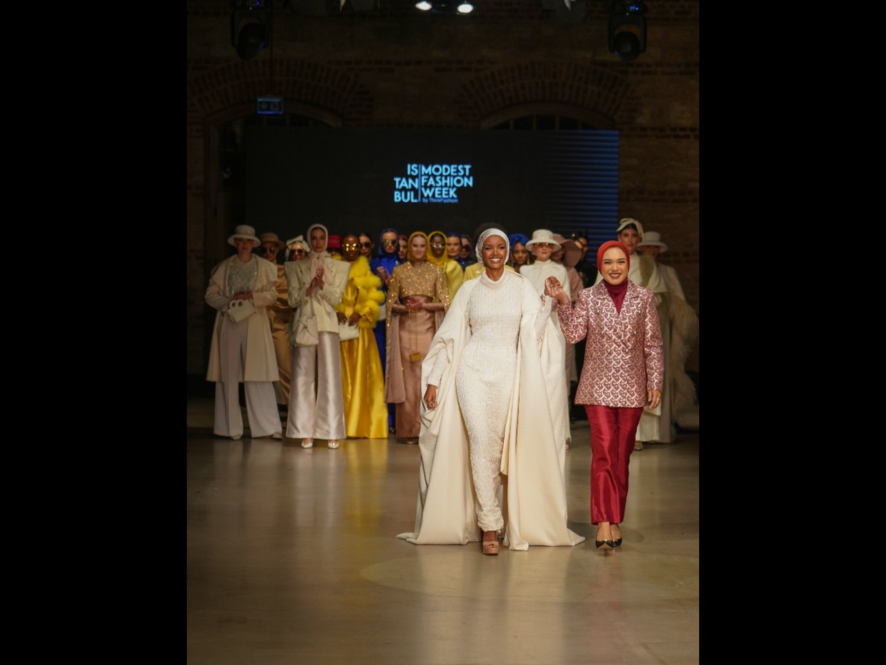 Bersama Halima Aden, Buttonscarves Guncang Panggung Istanbul Modest Fashion Week 2024 - Beauty ...