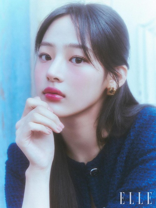 Intip Makeup Look & Outfit Minji NewJeans yang Chic di Pemotretan ...