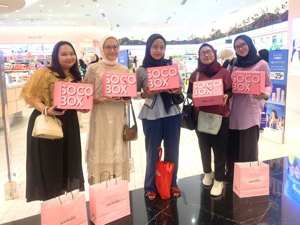 Meriahkan HUT Jakarta ke-497, Sociolla dan SKIN1004 Bagikan 250 SOCOBOX ...