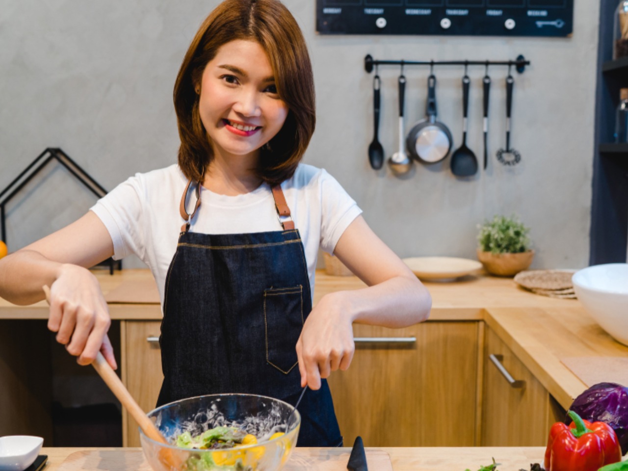 Biar Pengeluaran Nggak Membengkak, Ini Tips Hemat Memasak di Rumah Saat ...