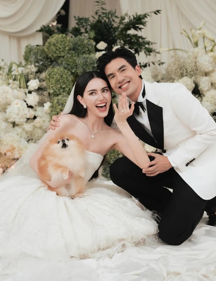 Resmi Menikah, Begini Detail Penampilan Davika Hoorne dan Ter Chantavit ...