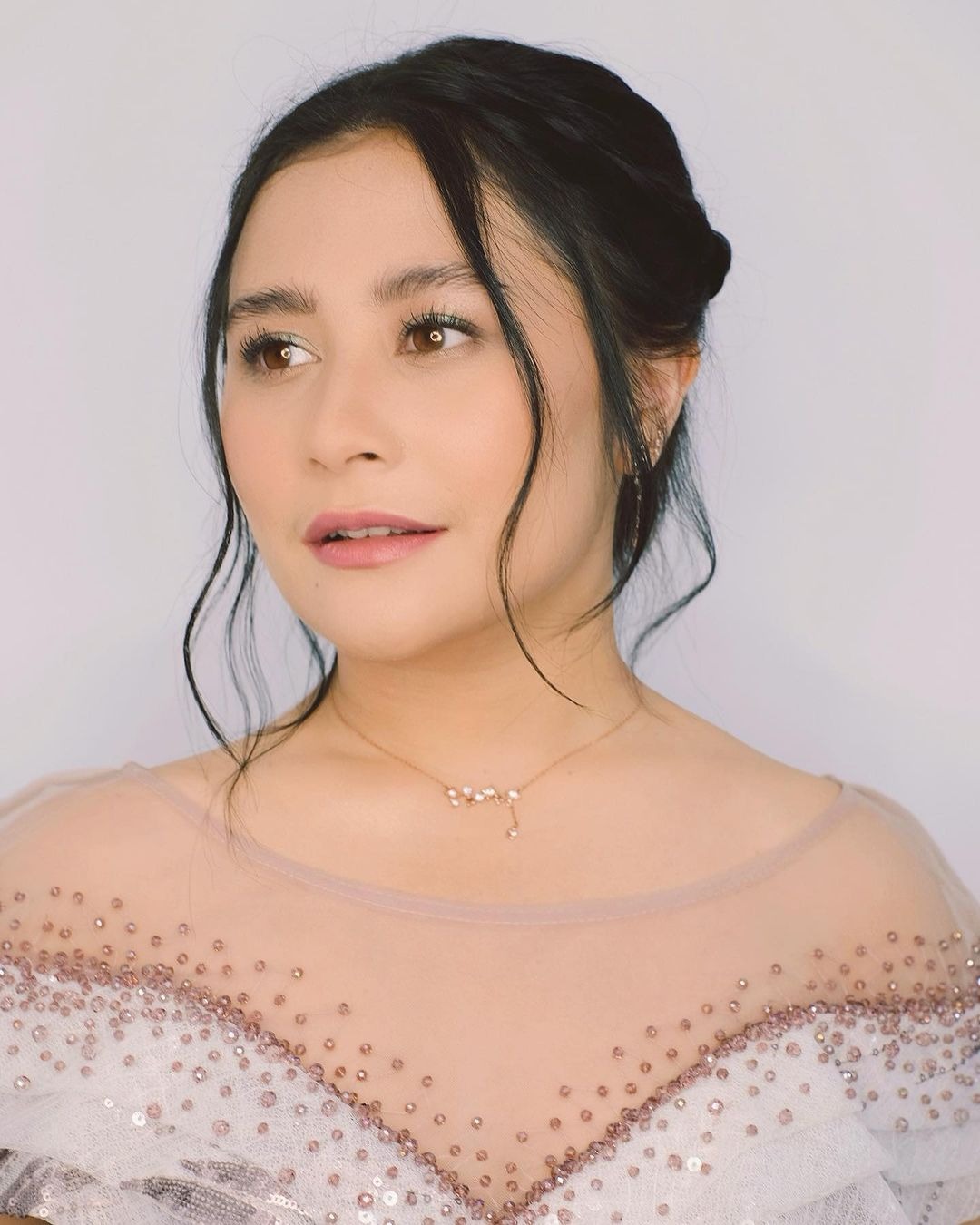 Natural hingga Bold, Ini Gaya Makeup Prilly Latuconsina yang Menjadikan ...
