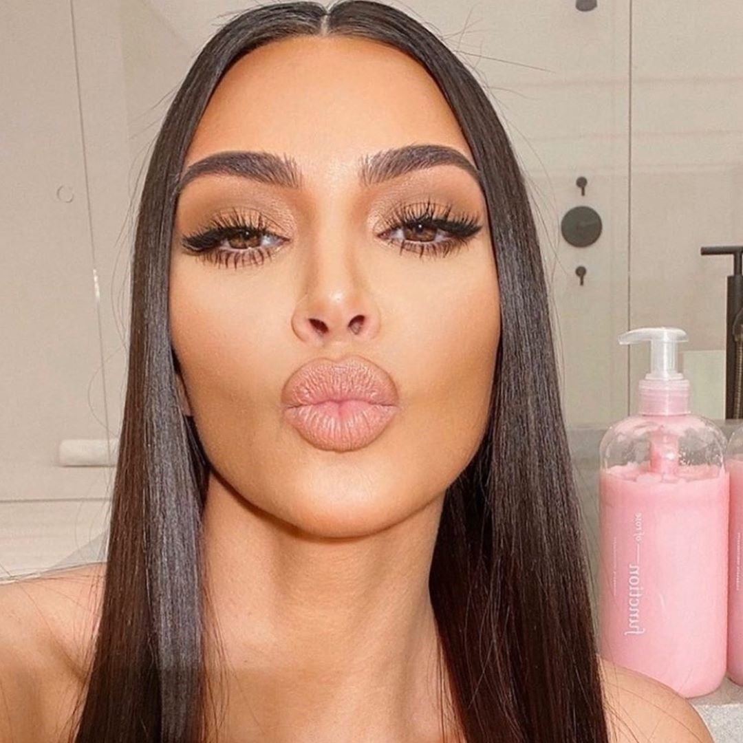 Tips Makeup Maksimal ala Ash K. Holm. Makeup Artist Arianda Grande ...