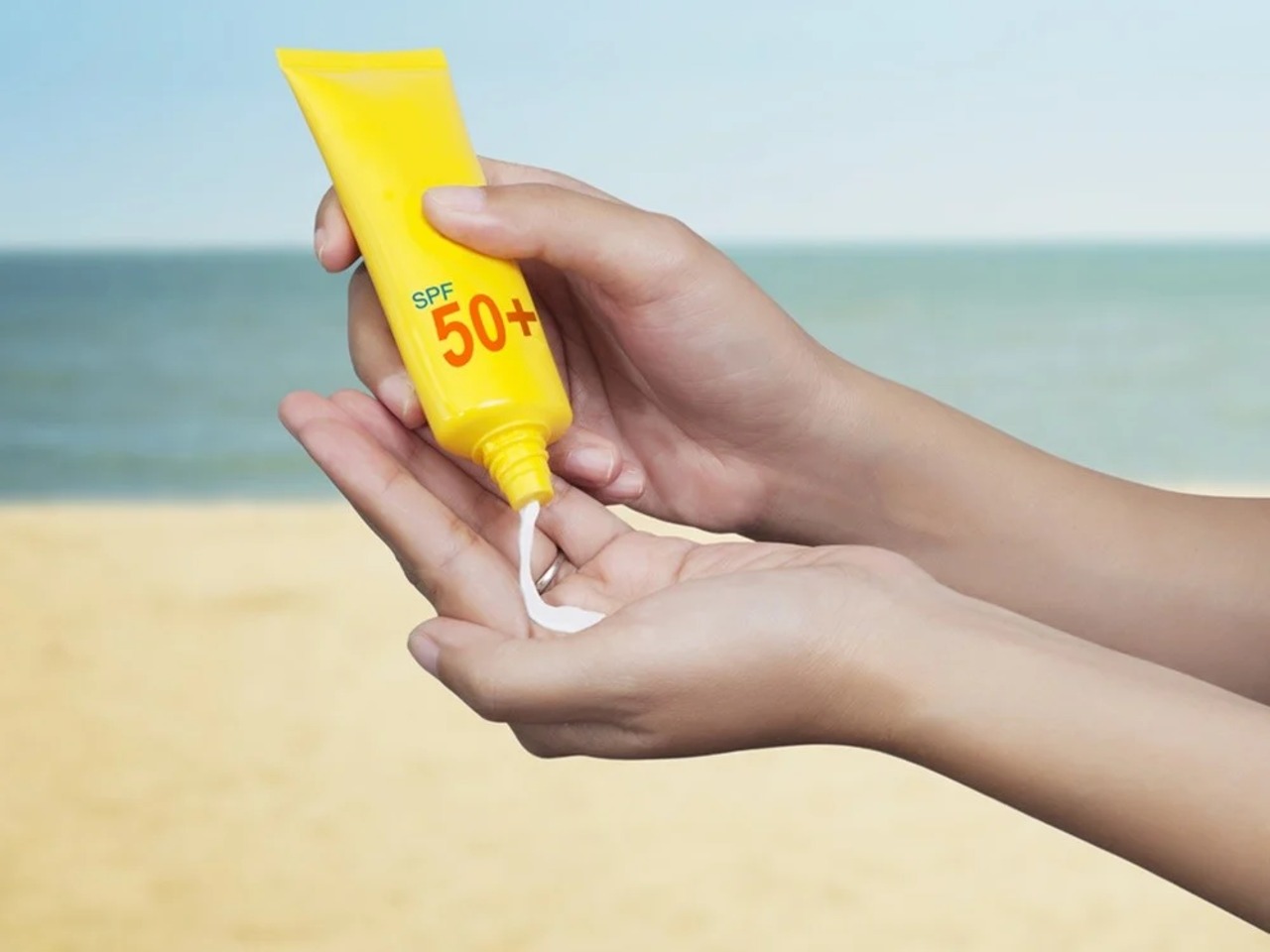 Perlu atau Tidak Memakai Sunscreen Dua Jari? Ini Kata Skincare Expert ...