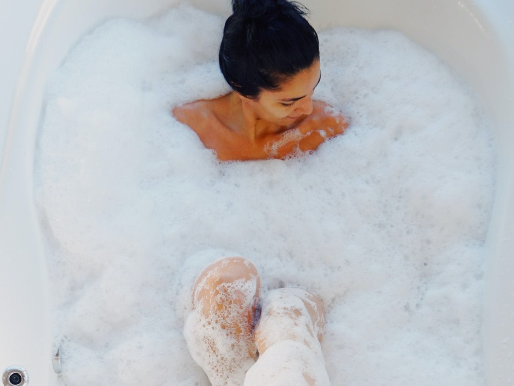 Diprediksi Makin Populer di Tahun 2023, Ternyata Ini Manfaat Bath Bomb ...