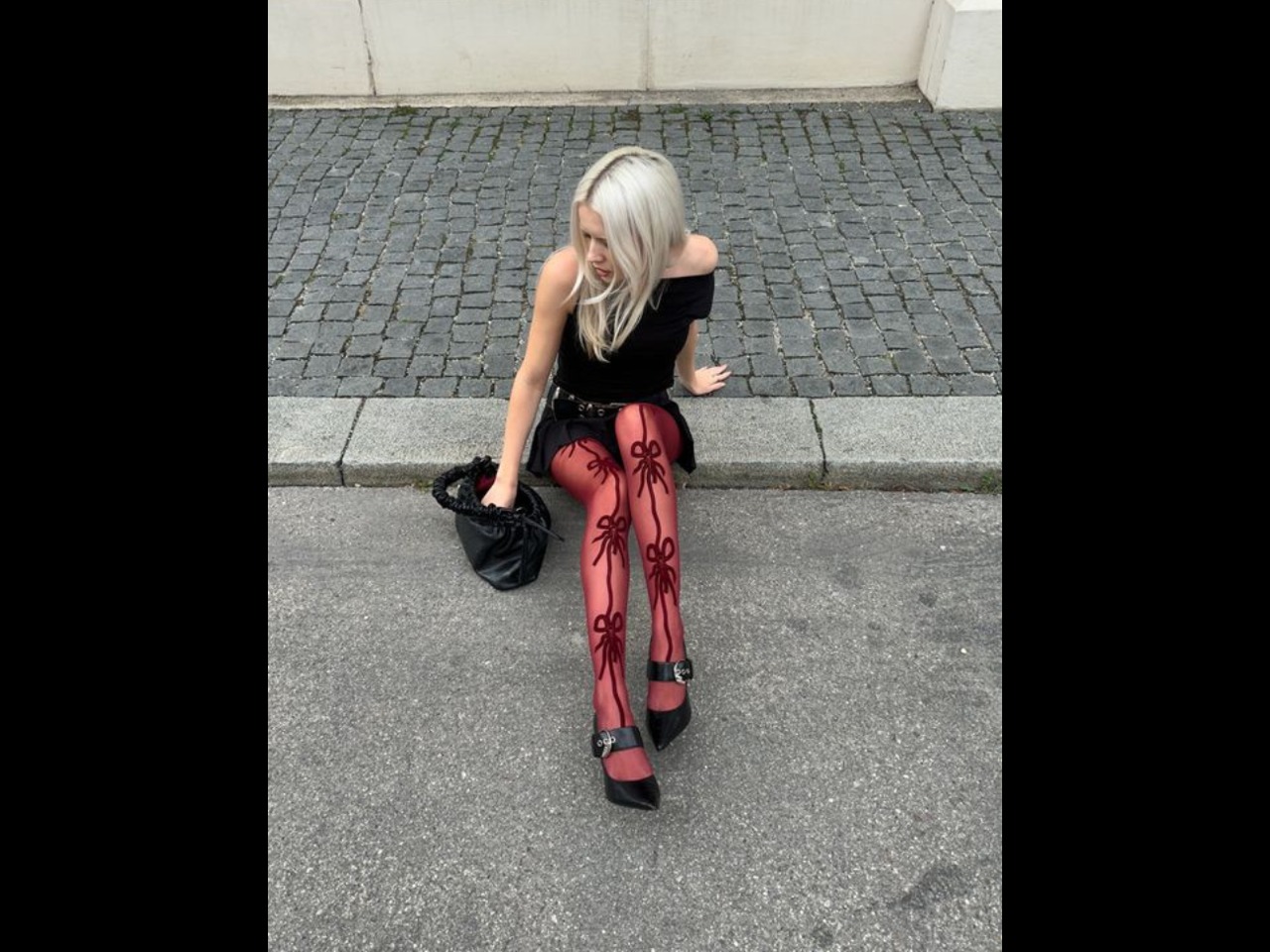 Diprediksi Jadi Tren di 2024, Begini Cara Mix & Match Warna Merah ...