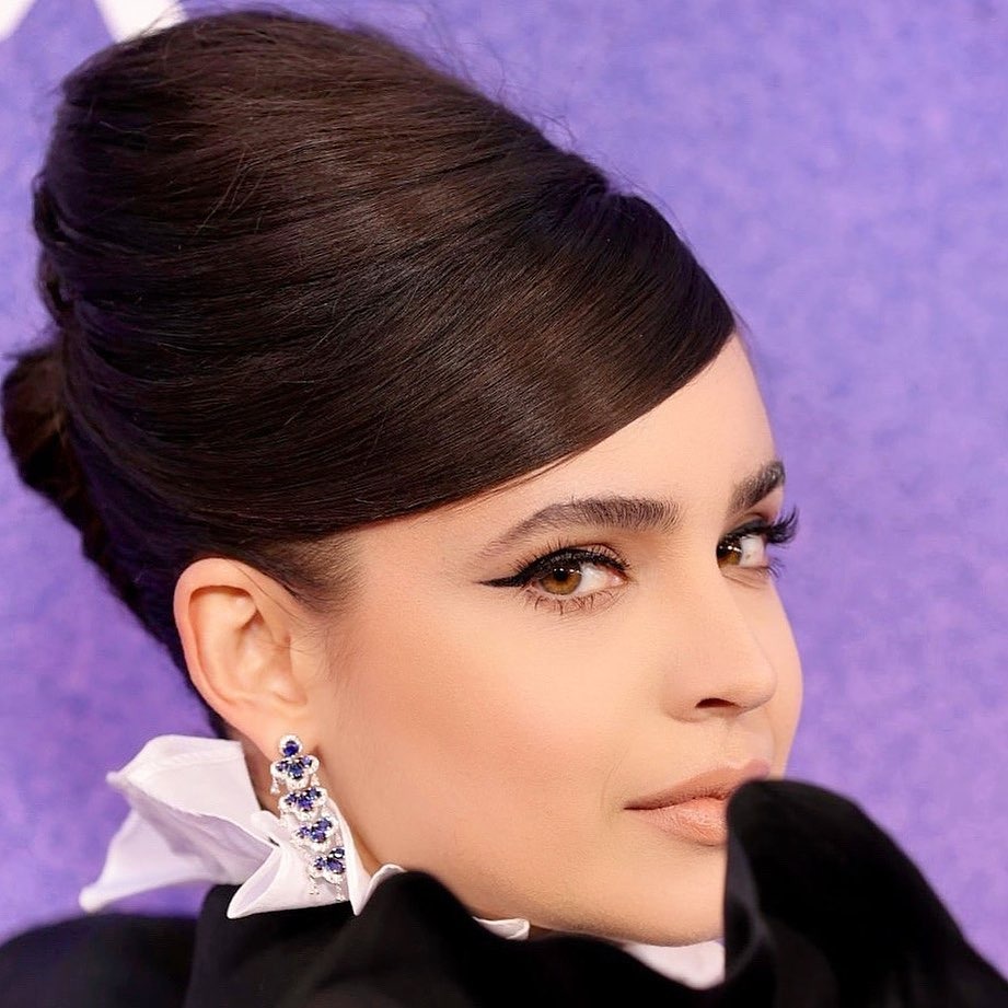 Identik dengan Bold Eyes, Yuk, Intip Gaya Makeup Sofia Carson yang ...