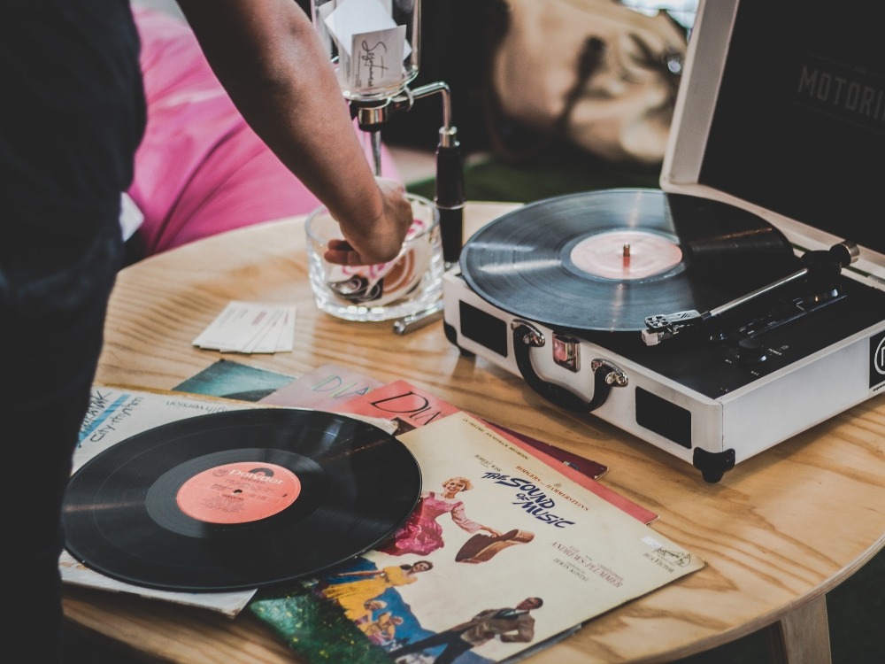 Sejarah hingga Tips Mengoleksi, Simak Serba-serbi Piringan Hitam yang ...