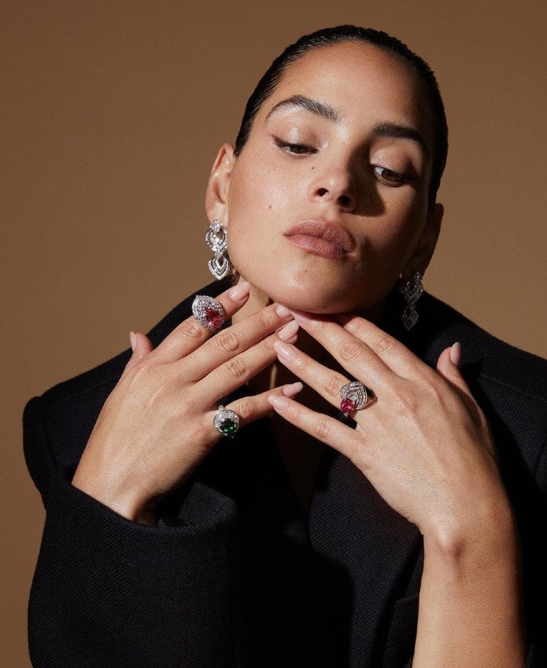 12 Gaya Makeup Adrian Arjona yang Menarik Disontek Pemilik Kulit Sawo ...