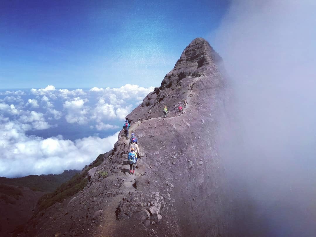 Siapkan Skill dan Mental! Ini Daftar Gunung dengan Trek Ekstrem di ...