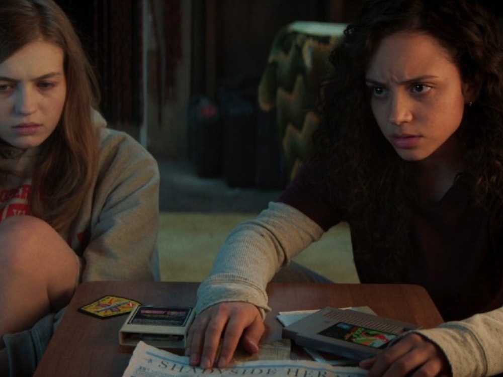 Review Film: Fear Street Part 1: 1994, Suguhkan Teror Penyihir ...