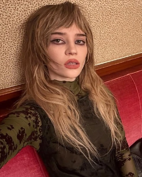 Bedah Penampilan Sophie Thatcher, Pemeran Film Companion yang Gemar ...