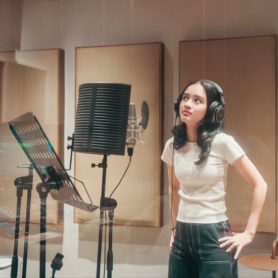 Who to Watch: Katyana Mawira, Mengulik Perasaan Jatuh Suka Lewat Single ...
