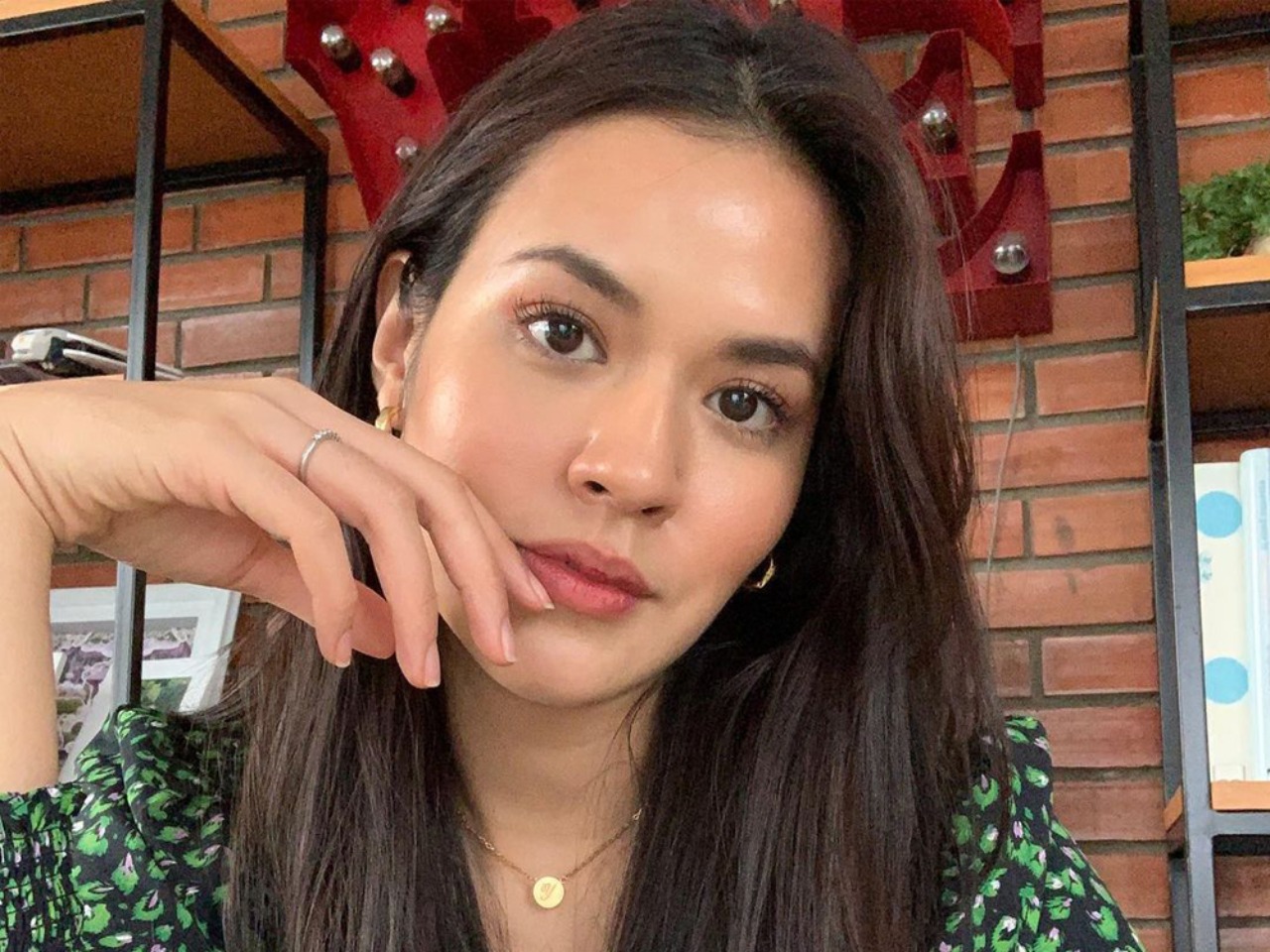 Selalu Tampil Flawless, Ini Deretan Produk Makeup Favorit Raisa ...