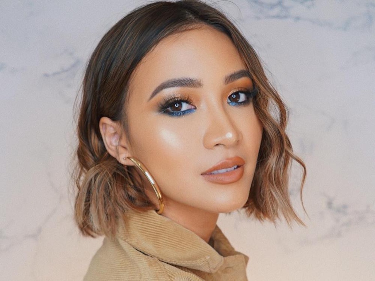 Masukkan Warna Pantone 'Classic Blue' ke Dalam Riasan Anda dengan 5 ...