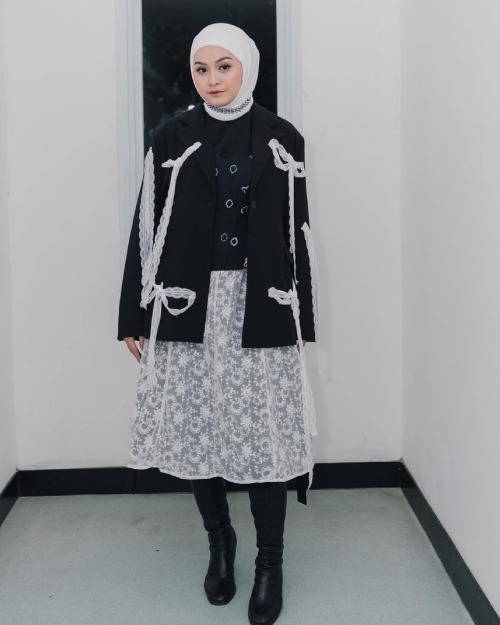Inspirasi Outfit ala Salma Salsabil, Tampil Modis dengan Padanan Blazer ...
