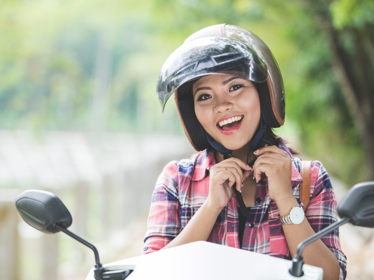 Kerap Menggunakan Sepeda Motor dan Helm? Berikut Tips agar Rambut Tetap ...