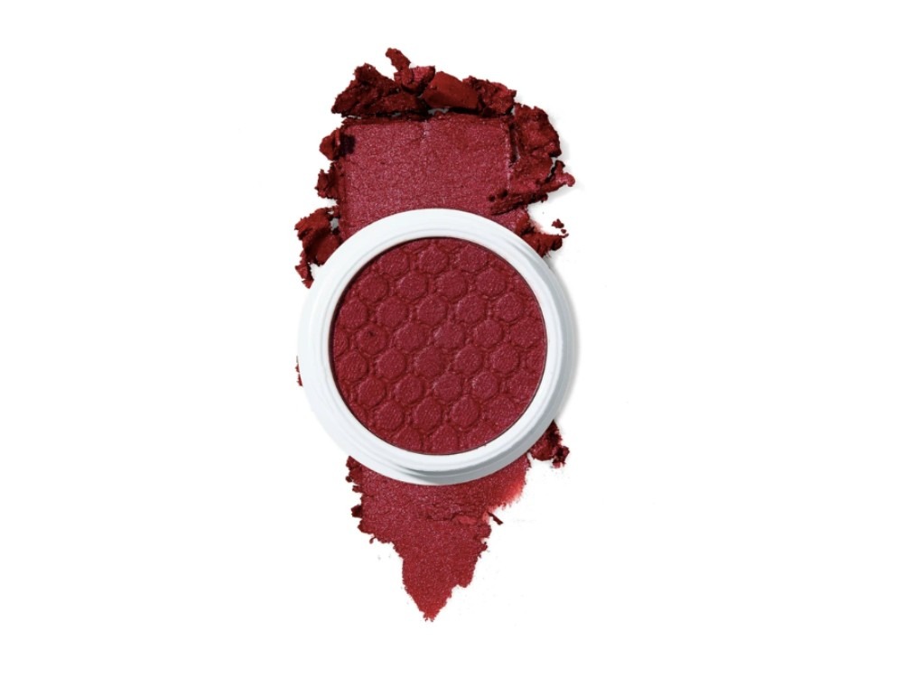 Tampil Beda dengan Riasan Mata Bold, Yuk, Coba Eyeshadow Merah! Ini ...