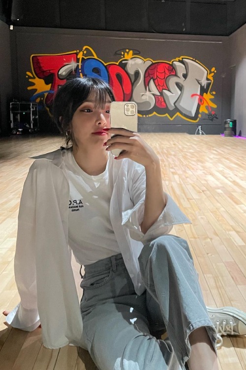 Kasual hingga Feminin, Intip 10 Inspirasi OOTD ala Yuju Eks GFRIEND ...