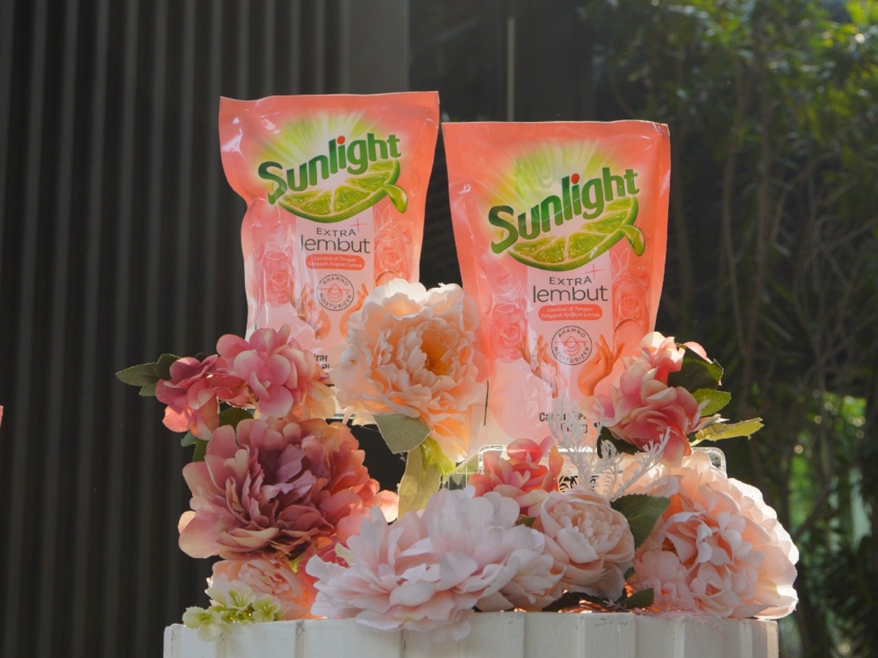 Review: Sunlight Extra Lembut, Efektif Angkat Lemak di Piring Tanpa ...