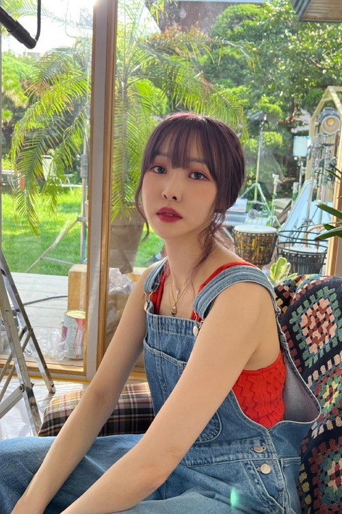 Kasual hingga Feminin, Intip 10 Inspirasi OOTD ala Yuju Eks GFRIEND ...