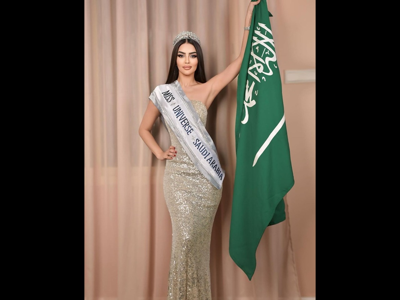 10 Penampilan Glamour & Bold Rumy Alqahtani, Perwakilan Pertama Arab ...