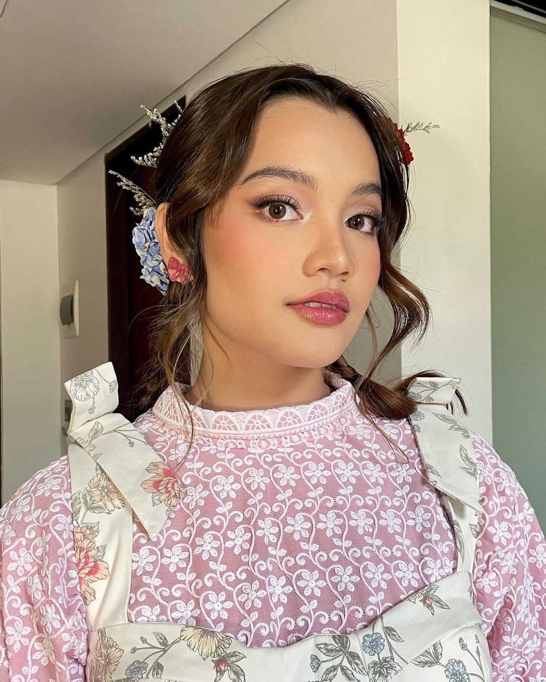 Potret Aruman, Penyanyi Pop yang Sabet Penghargaan Pendatang Baru di AMI Awards 2023 - Beauty ...