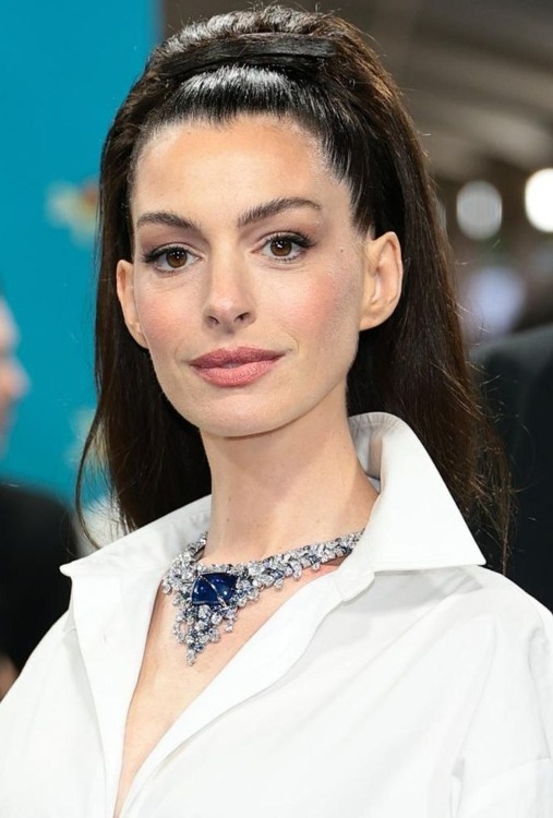 Tren Gaya Rambut Bleph Bun ala Seleb Hollywood yang Bisa Bikin Efek ...