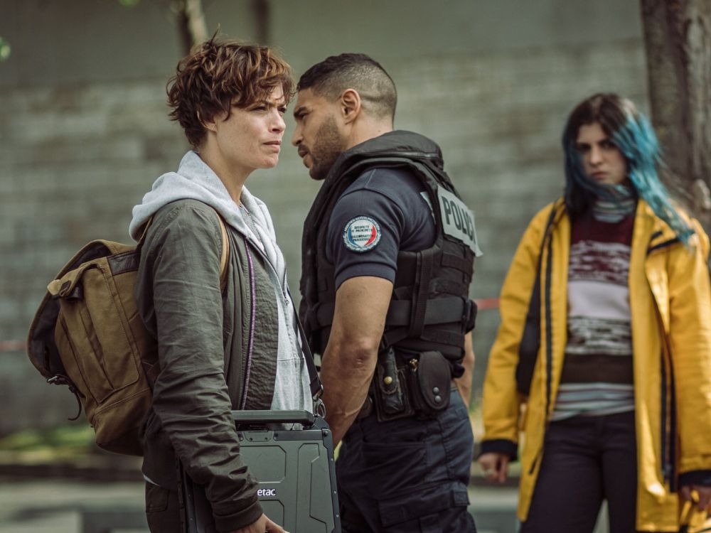 Review Film: Under Paris, Ancaman Hiu yang Hidup di Sungai Seine ...